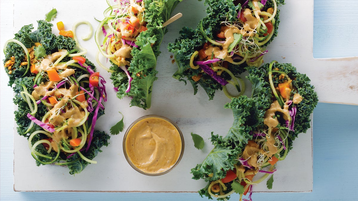 Wraps de chou frisé au concombre avec sauce piquante aux arachides